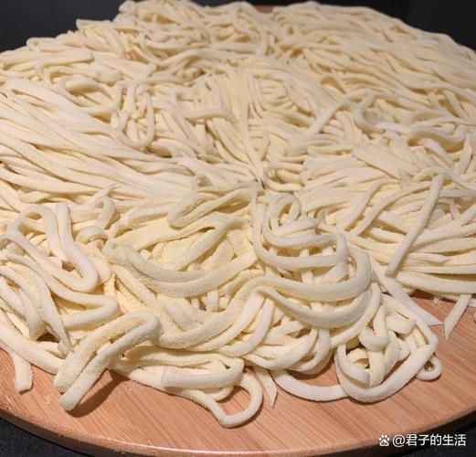 手擀面怎么和面不裂_手擀面不易断的秘诀-第1张图片-山城妙识