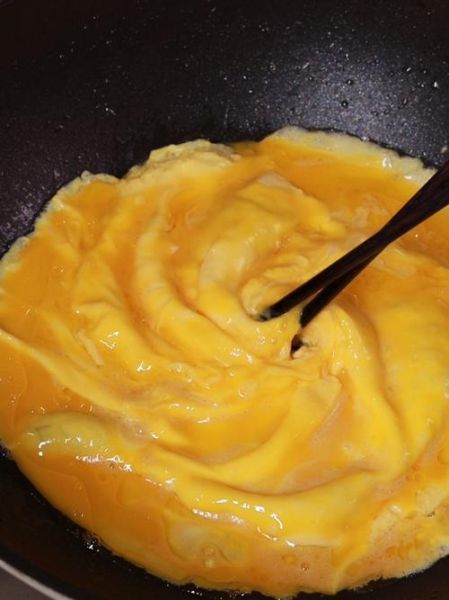 旋风蛋包饭蛋液怎么做_为什么蛋皮不裂-第1张图片-山城妙识