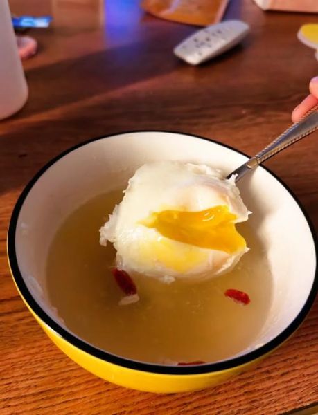 荷包蛋冷水下锅还是开水下锅_如何煮出完美荷包蛋-第2张图片-山城妙识