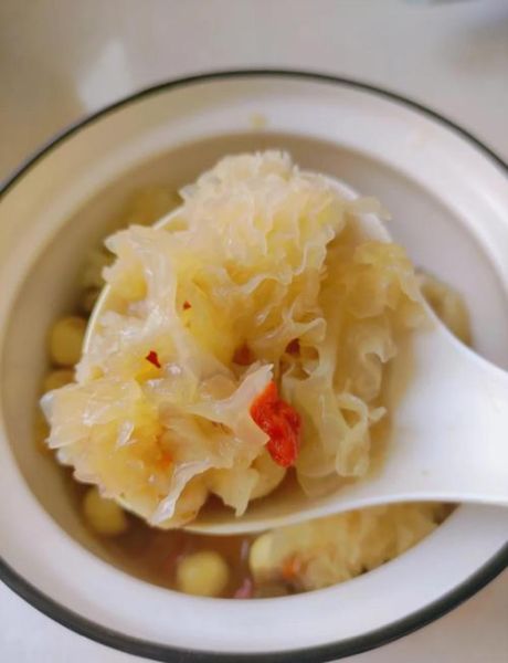 新鲜莲子炖银耳怎么做_莲子银耳汤要炖多久-第1张图片-山城妙识