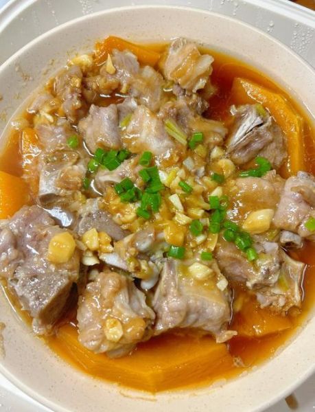 南瓜蒸排骨怎么做_南瓜蒸排骨的排骨要不要焯水-第1张图片-山城妙识