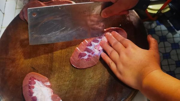 腰花怎么切图解_猪腰子切花刀技巧-第1张图片-山城妙识