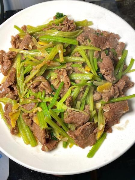 芹菜炒牛肉怎么做_芹菜炒牛肉焯水吗-第1张图片-山城妙识
