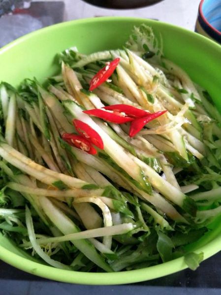 丘比沙拉酱拌苦菊怎么做_苦菊拌沙拉酱热量高吗-第3张图片-山城妙识