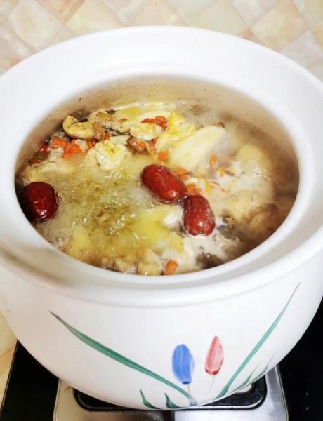 蘑菇炖鸡汤的家常做法_怎么炖才不腥-第1张图片-山城妙识