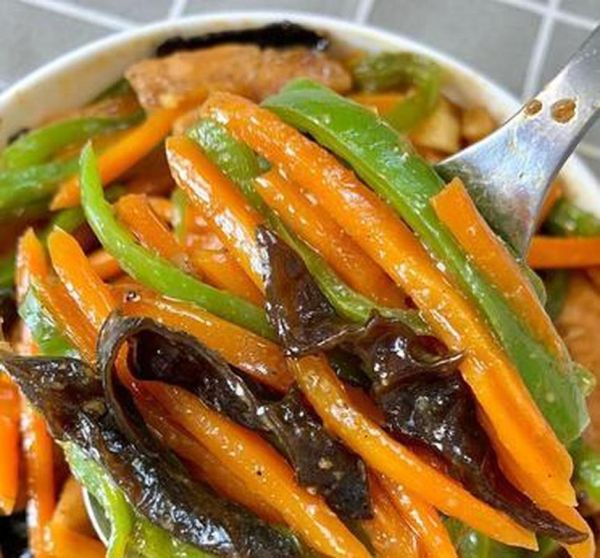 青椒胡萝卜炒肉丝怎么做_青椒胡萝卜炒肉丝家常做法-第3张图片-山城妙识