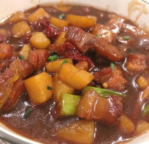 土豆红烧肉怎么做最正宗_家常做法详解-第1张图片-山城妙识 土豆红烧肉怎么做最正宗_家常做法详解-第1张图片-山城妙识