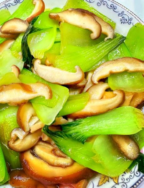 香菇白菜怎么炒好吃_香菇炒白菜要不要焯水-第1张图片-山城妙识