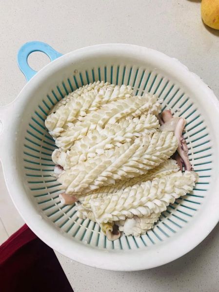 鱿鱼花刀怎么切_鱿鱼切花刀的正确步骤-第1张图片-山城妙识