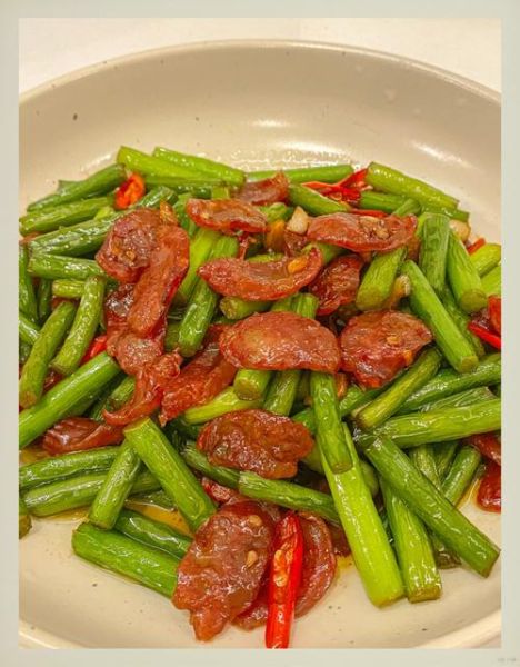 蒜苔炒香肠怎么炒才脆_蒜苔炒香肠用焯水吗-第3张图片-山城妙识