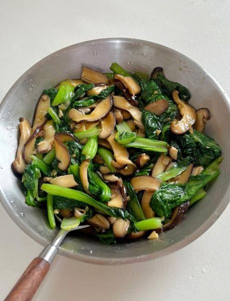 青菜炒香菇隔夜能吃吗_如何保存才安全-第1张图片-山城妙识