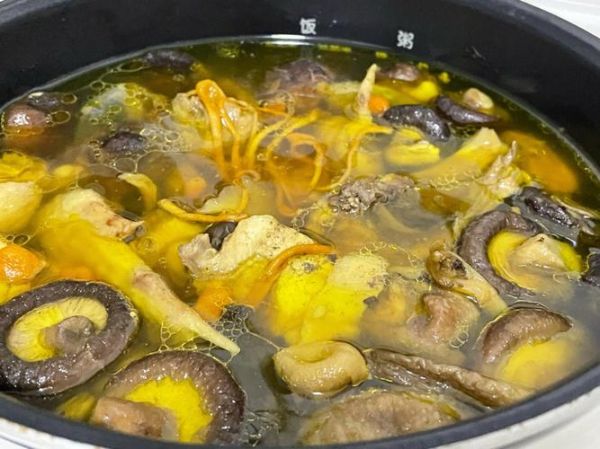 香菇炖鸡什么时候放香菇_香菇炖鸡香菇下锅最佳时间-第2张图片-山城妙识