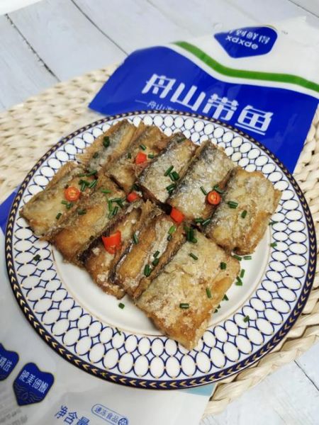 煎带鱼怎么不粘锅_煎带鱼不掉皮的小窍门-第3张图片-山城妙识