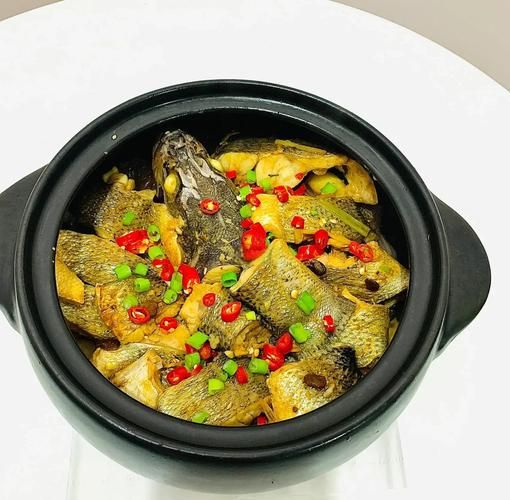 砂锅炖鱼的家常做法_砂锅炖鱼怎么做不腥-第1张图片-山城妙识