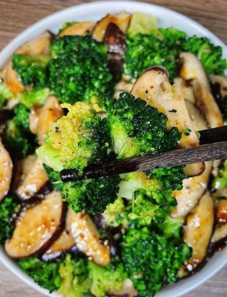 香菇炒西兰花怎么做_西兰花焯水几分钟-第1张图片-山城妙识