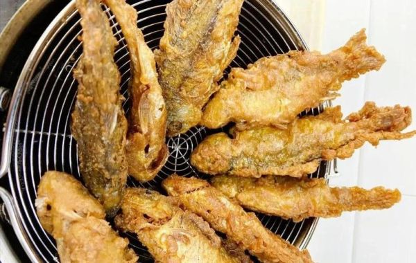 炸鲫鱼怎么做才酥脆_炸鲫鱼用面粉还是淀粉-第1张图片-山城妙识