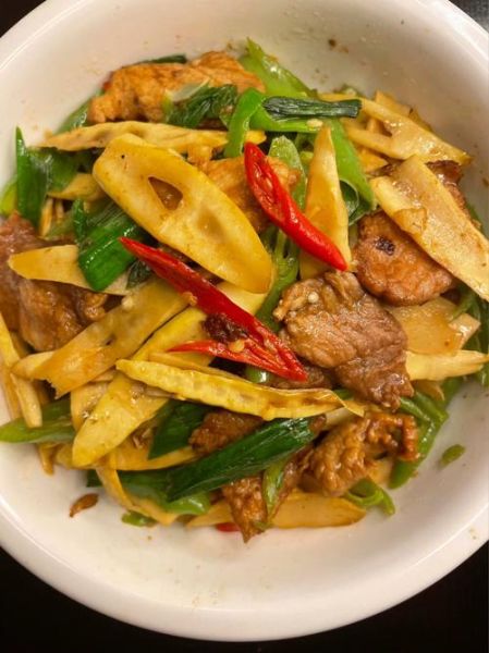 猪肉炒竹笋怎么做_竹笋炒肉要不要焯水-第3张图片-山城妙识