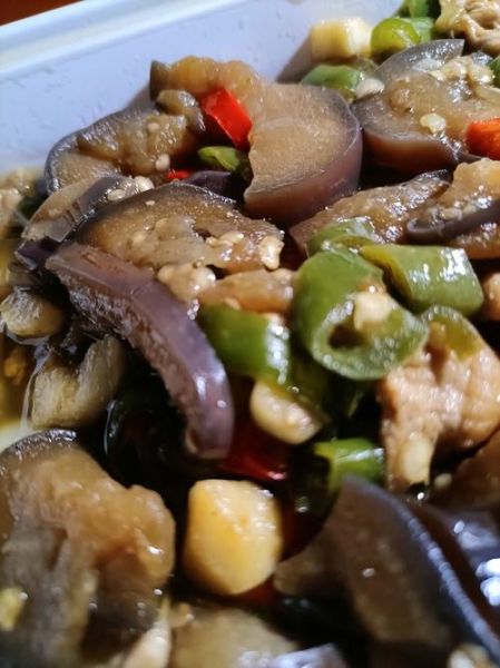 茄子炒猪肉怎么炒_茄子炒肉先炒哪个-第3张图片-山城妙识