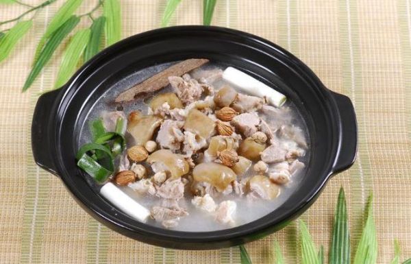 狗肉煲汤放什么药材_狗肉煲什么汤最补-第1张图片-山城妙识