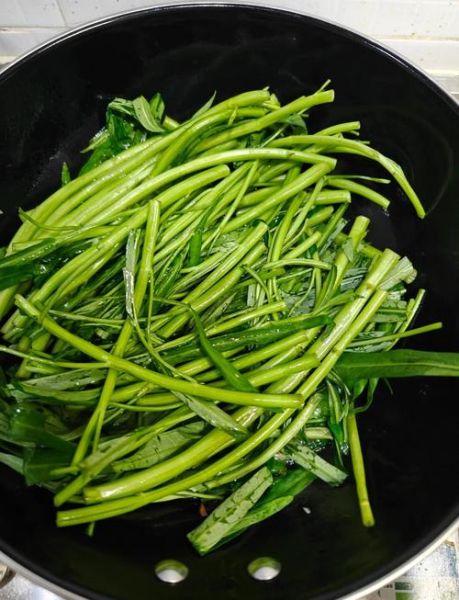 空心菜怎么炒又绿又脆_空心菜焯水还是直接炒-第3张图片-山城妙识