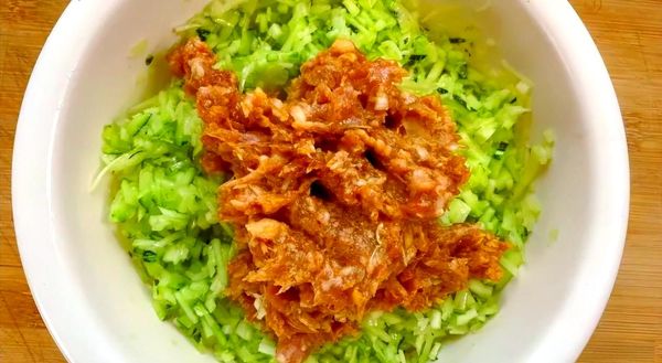 方瓜猪肉饺子馅怎么调_方瓜猪肉饺子馅的做法窍门-第3张图片-山城妙识
