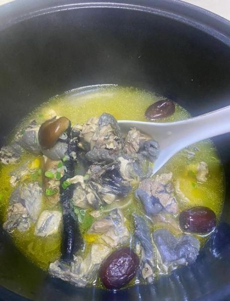 乌鸡怎么炖最补_乌鸡煲汤的正确做法-第1张图片-山城妙识 乌鸡怎么炖最补_乌鸡煲汤的正确做法-第1张图片-山城妙识