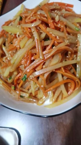 清炒胡萝卜土豆丝怎么做_清炒胡萝卜土豆丝热量高吗-第3张图片-山城妙识