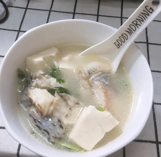 清炖罗非鱼汤怎么做_罗非鱼汤去腥技巧-第1张图片-山城妙识