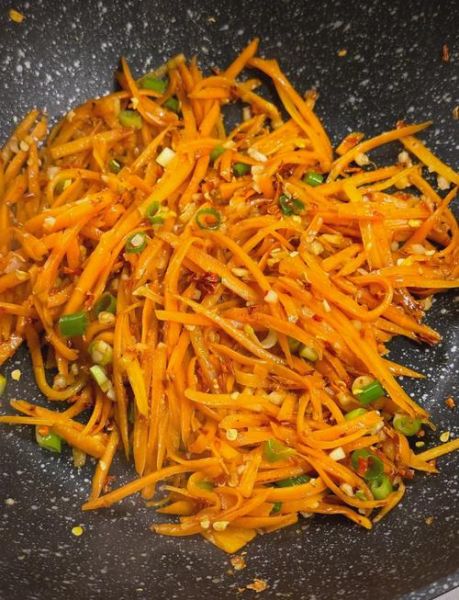 炒胡萝卜丝怎么炒才脆_胡萝卜丝焯水还是不焯水-第1张图片-山城妙识 炒胡萝卜丝怎么炒才脆_胡萝卜丝焯水还是不焯水-第1张图片-山城妙识