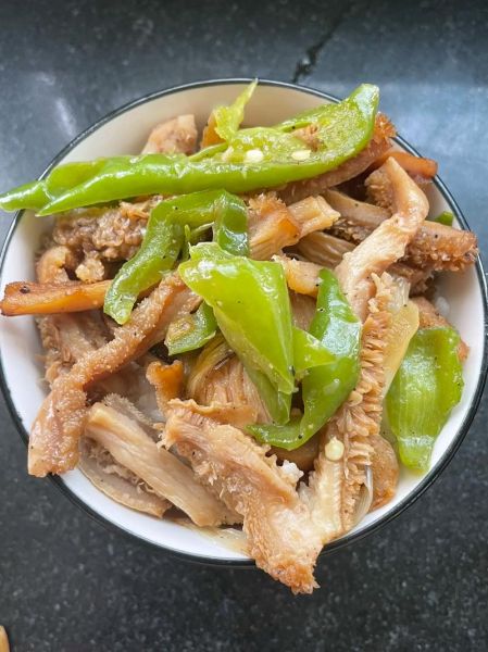 青椒炒牛肚怎么做_牛肚炒多久才脆嫩-第1张图片-山城妙识