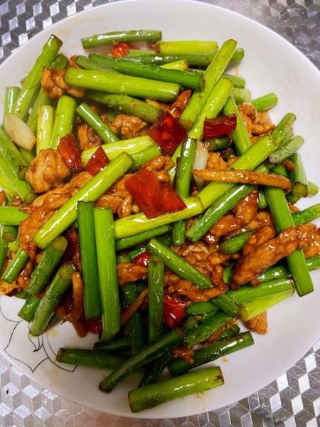 炒蒜苔放什么调料_蒜苔怎么炒才好吃-第3张图片-山城妙识