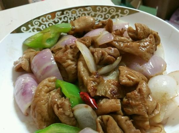 洋葱爆炒肥肠怎么做_肥肠去腥技巧-第2张图片-山城妙识