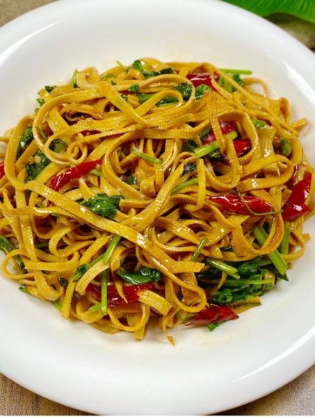 怎样炒干豆腐皮最好吃_干豆腐皮怎么炒不碎-第1张图片-山城妙识