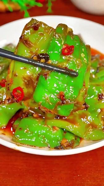 虎皮尖椒炒肉怎么做_虎皮尖椒炒肉家常做法-第1张图片-山城妙识