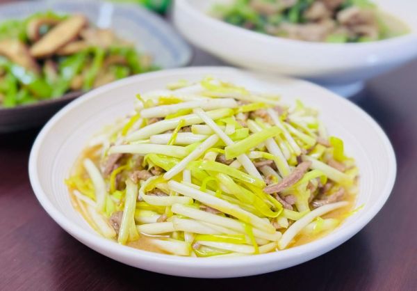 韭黄炒肉丝怎么做好吃_韭黄炒肉丝的正宗做法-第1张图片-山城妙识