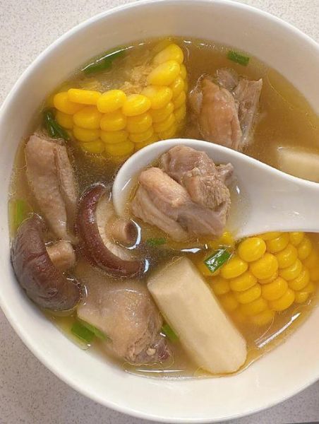 玉米香菇炖鸡汤怎么做_香菇鸡汤要不要焯水-第1张图片-山城妙识 玉米香菇炖鸡汤怎么做_香菇鸡汤要不要焯水-第1张图片-山城妙识