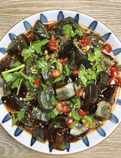 豆腐和松花蛋凉拌菜怎么做_松花蛋拌豆腐要不要焯水-第3张图片-山城妙识