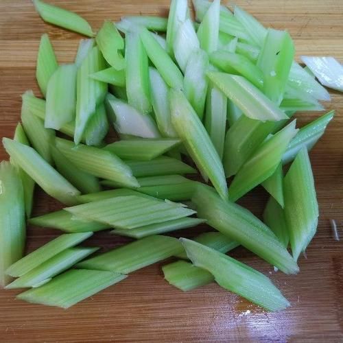 西芹怎么切_西芹切法图解-第2张图片-山城妙识