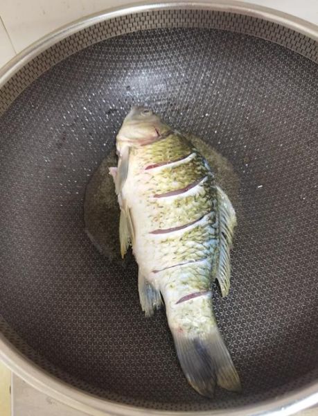 下奶鲫鱼汤的做法_月子餐怎么做-第3张图片-山城妙识