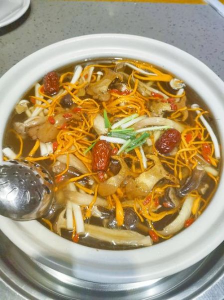 蘑菇炖鸡汤什么时候放蘑菇_蘑菇炖鸡汤蘑菇下锅最佳时间-第1张图片-山城妙识