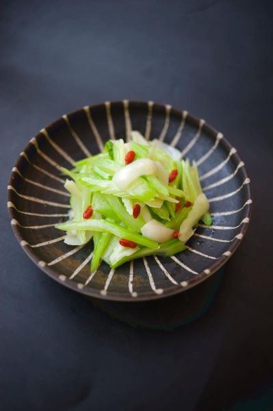 凉拌西芹百合怎么做_西芹百合焯水几分钟-第1张图片-山城妙识