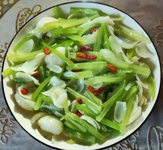 凉拌西芹百合怎么做_西芹百合焯水几分钟-第3张图片-山城妙识