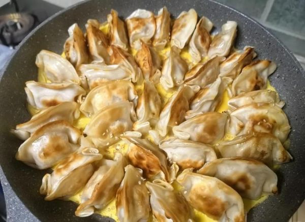速冻水饺怎么煎成煎饺_速冻水饺煎多久才金黄-第3张图片-山城妙识