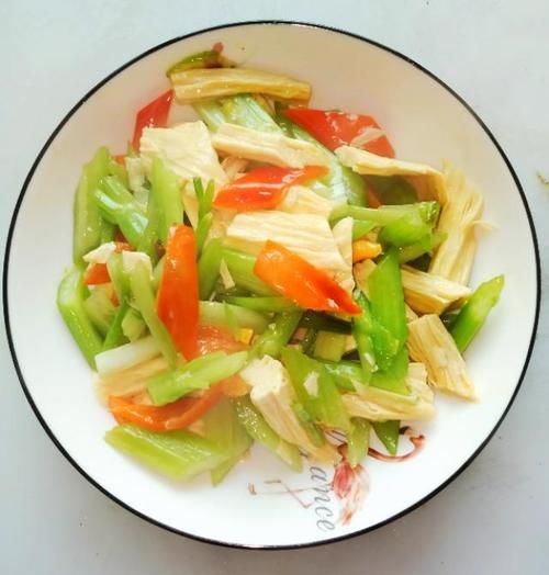 西芹炒腐竹的营养价值_怎么搭配最健康-第3张图片-山城妙识