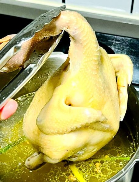 白切鸡正宗做法视频_如何做出皮爽肉嫩-第3张图片-山城妙识