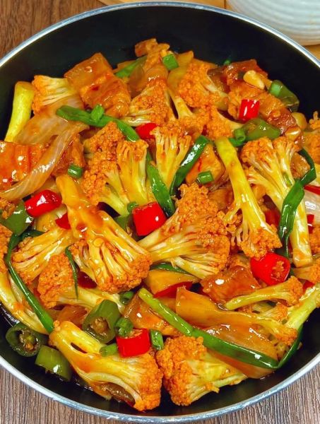 肉炒菜花怎么炒_菜花炒肉用焯水吗-第1张图片-山城妙识