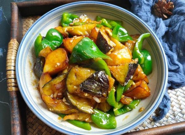 东北地三鲜怎么做_地三鲜茄子土豆青椒做法-第1张图片-山城妙识