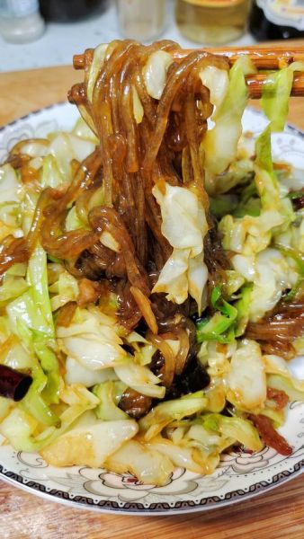 圆白菜炒粉丝怎么炒不粘锅_圆白菜炒粉丝用不用焯水-第2张图片-山城妙识