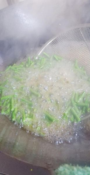 长豆角怎么炒才好吃_长豆角炒肉的做法步骤-第2张图片-山城妙识