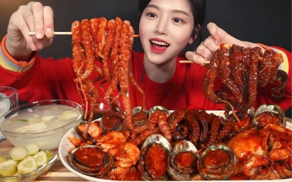 韩国小姐姐吃海鲜_韩国海鲜怎么吃才地道-第1张图片-山城妙识